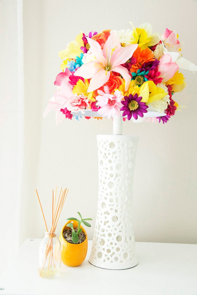 Decorar una lámpara con flores artificiales y no solo para primavera ...